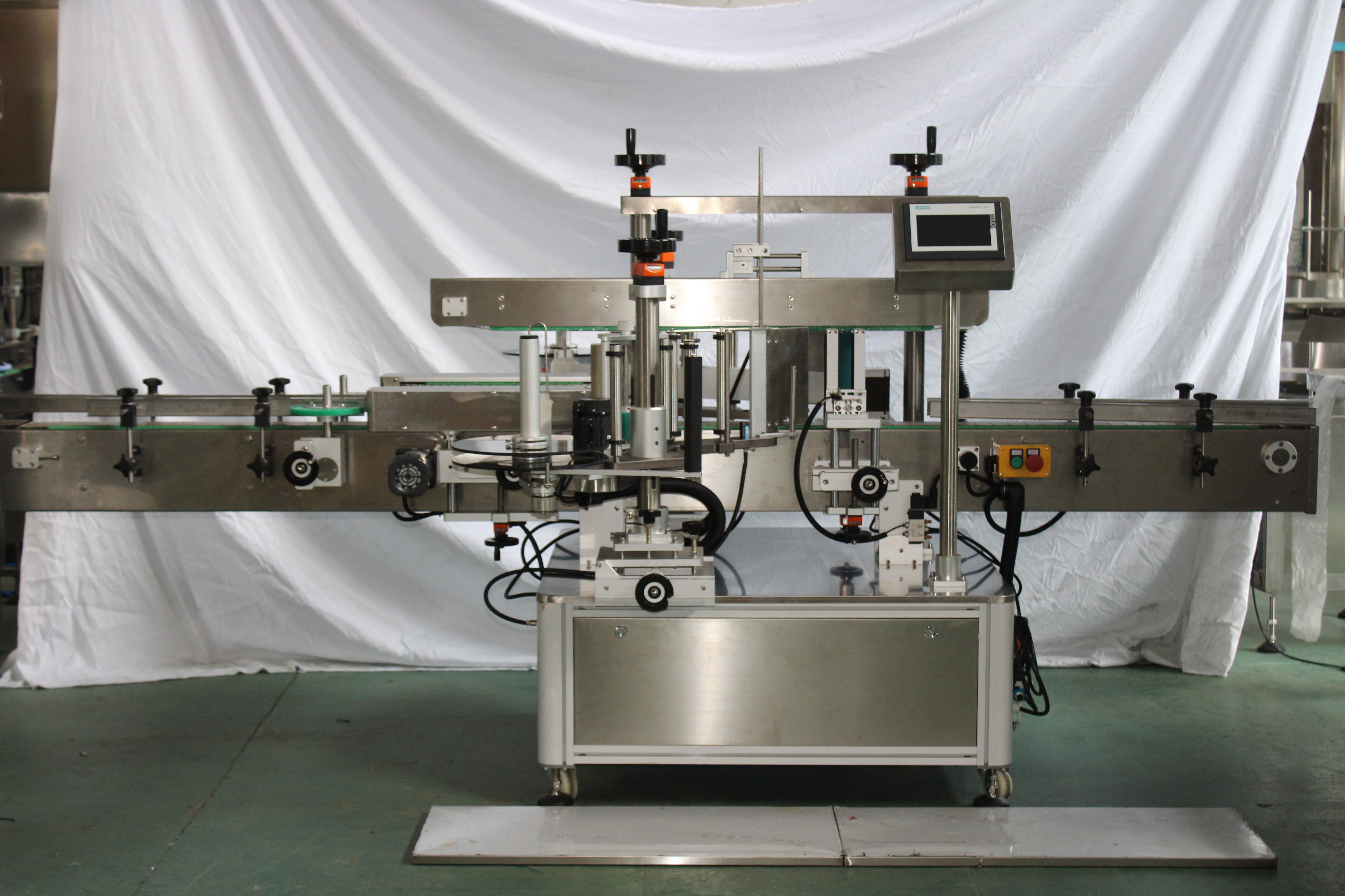 The Cold Glue Labeling Machine Is Suitable for Different Bottles ...