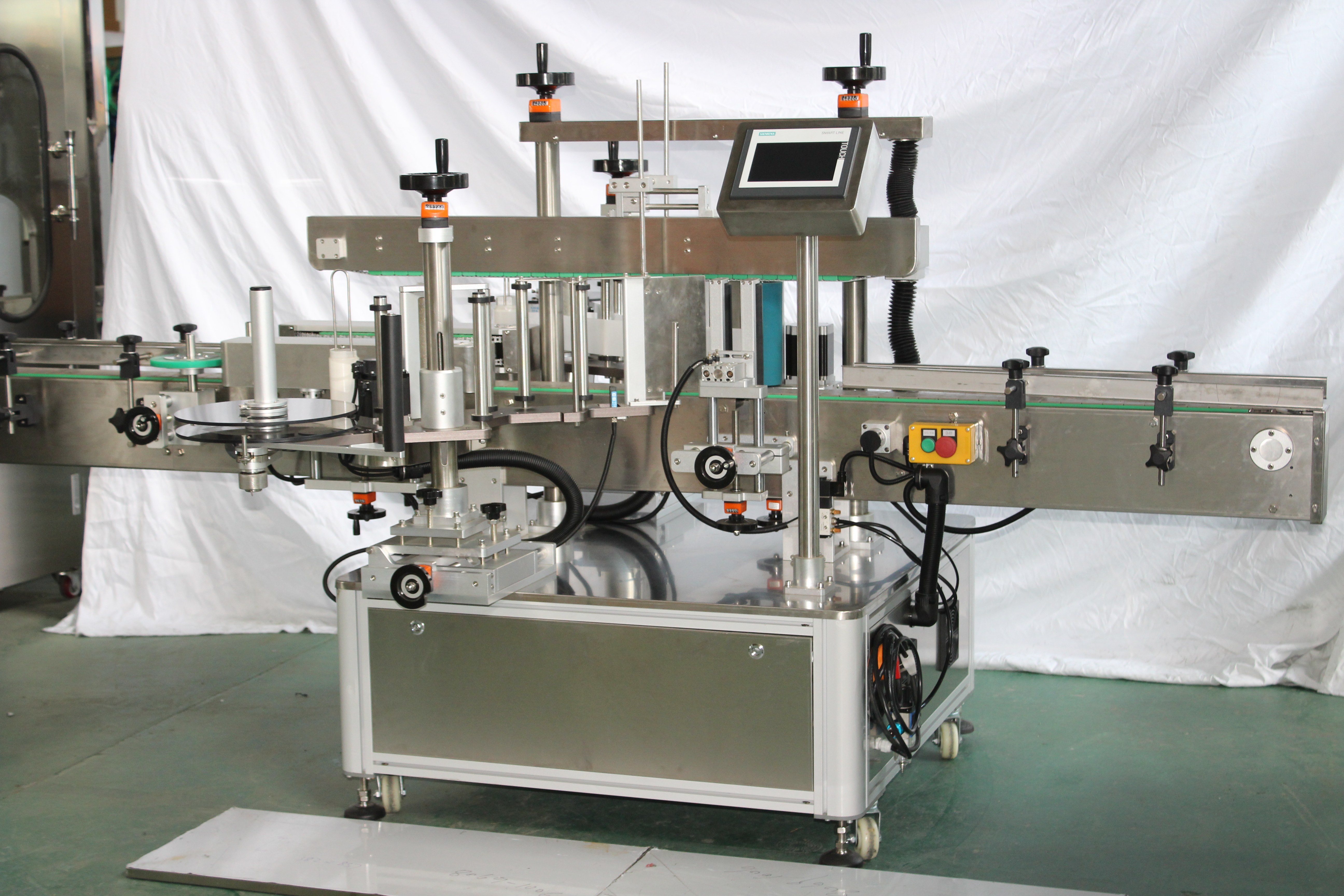 The Cold Glue Labeling Machine Is Suitable for Different Bottles ...